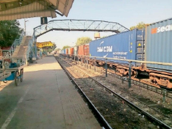 Death due to collision with Howrah Express train, efforts to identify ...