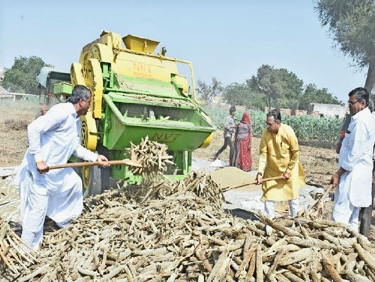A village ahead of Osian, Vasundhara drank ready-made raab, Poonia took ...