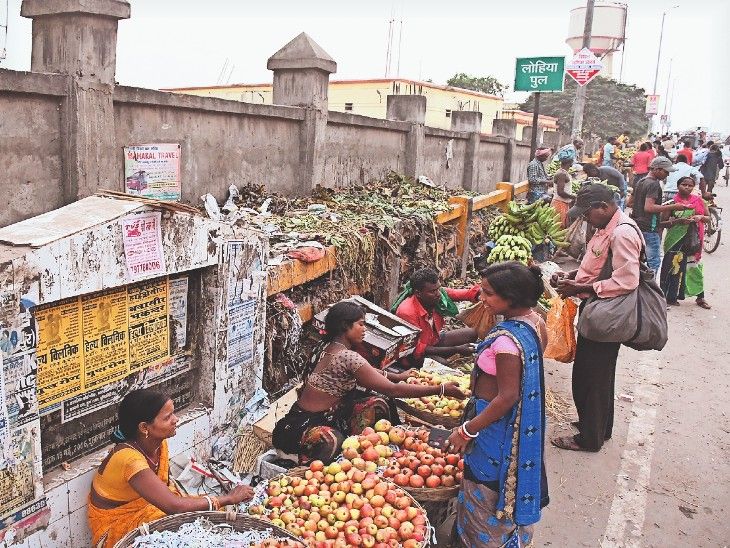 Occupying the sidewalk of the reverse bridge, the market decorated from ...