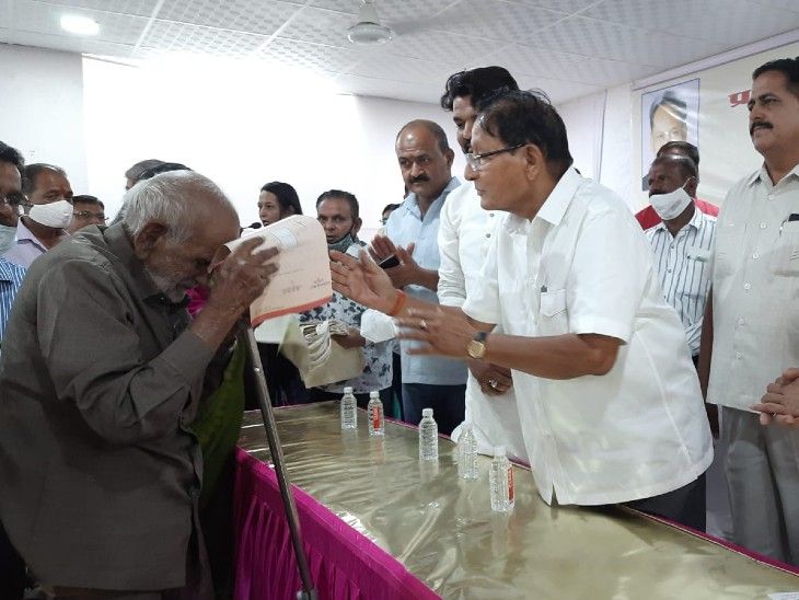 Shanti Dhariwal said at the Patta Distribution Ceremony- 'Congress ...