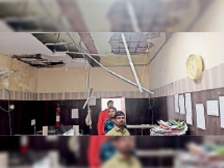 Employees making certificates under hanging ceiling in Saral Kendra ...