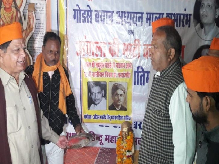 Statue of Narayan Apte, Godse's companion and Gandhi's assassin, made ...