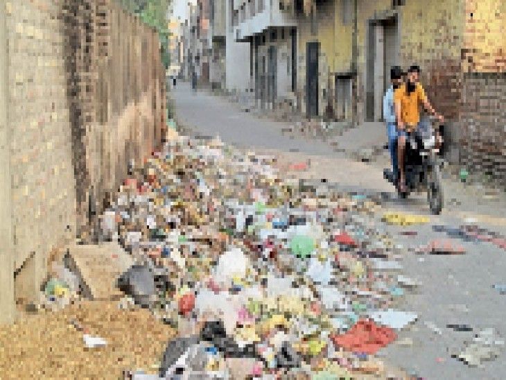 Garbage piles everywhere in the city, the smell spread due to non ...