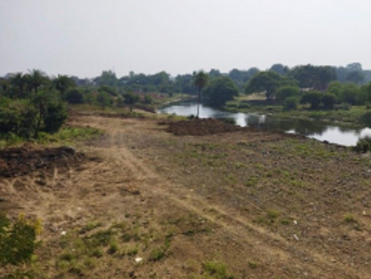The land mafia leveled about one bigha of land from JCB by pouring soil ...