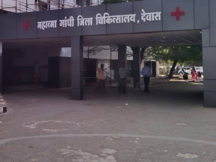 Unknown vehicle collided while crossing the road in Dewas, the deceased ...