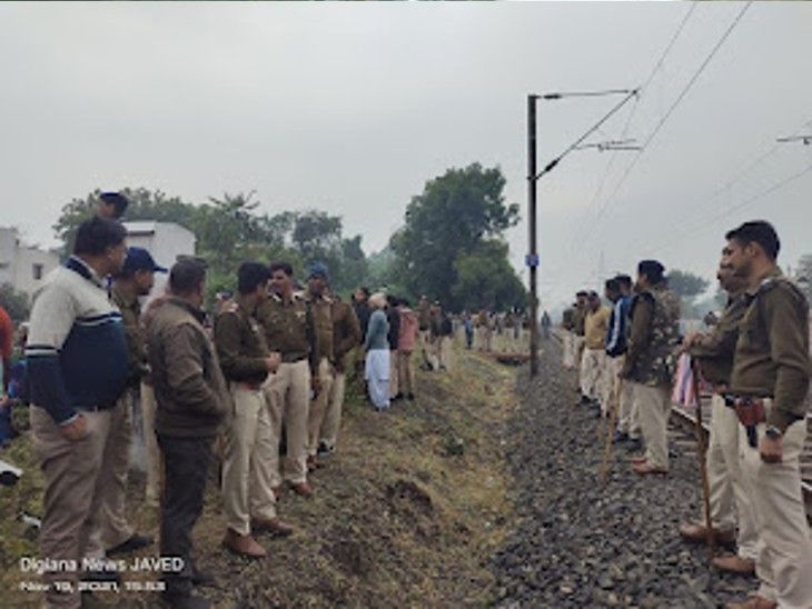 Suwasra-Shamgarh road was blocked, the police stopped the people going ...