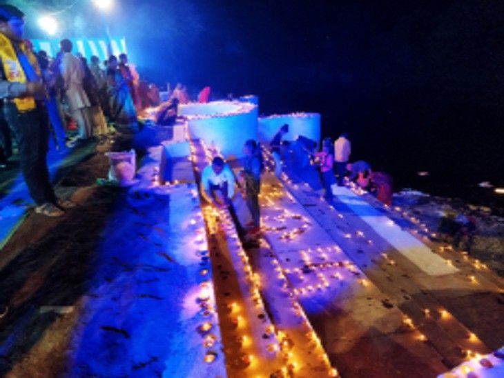 Ganga Aarti performed at Ganga Mandir near Ajnar River Hospital Road Bridge