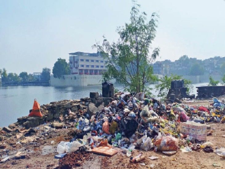 Only 77 tippers in 70 wards, take garbage only in the morning, so ...