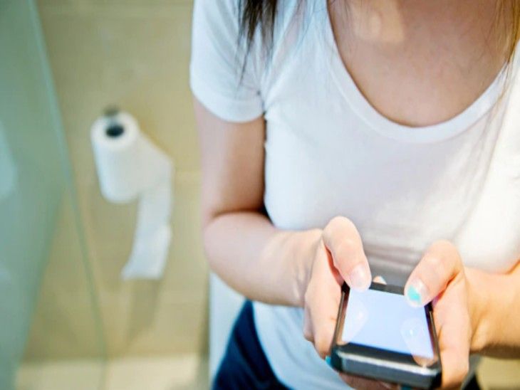 90% people also use mobile phones in the toilet; Spend the most time on ...