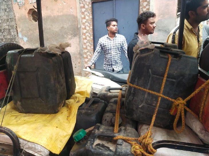 Cane that fell into a pit from an e-rickshaw exploded on the way, major ...