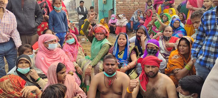 People troubled for years in Agra, now hunger strike and protest ...
