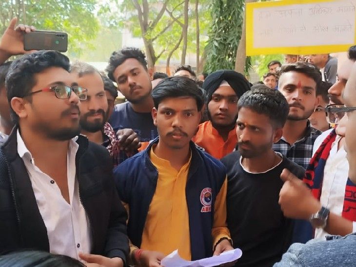 Students reached the collectorate after taking out a 3 km long rally ...