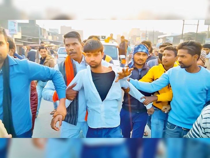 The young man was caught by the mob while cutting his pocket, then ...