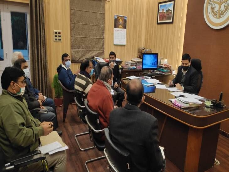 Varanasi- DM said - complete the training of polling personnel in 8 ...