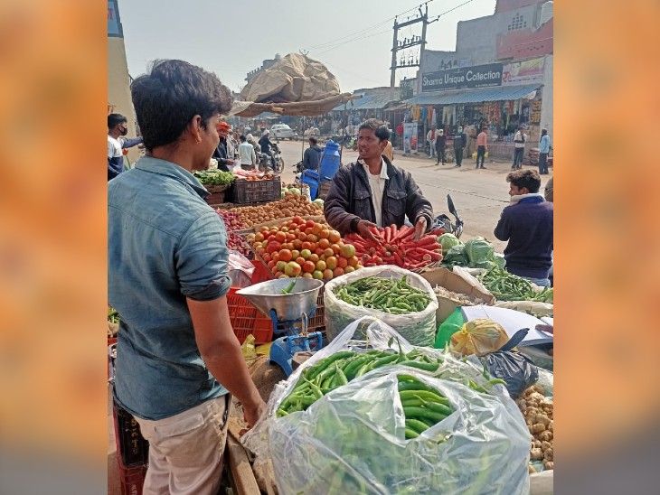 People who came to the weekly Haat market without wearing masks, the ...