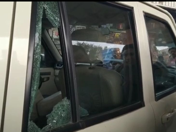 Cash and pistol theft by breaking the glass of Scorpio in broad ...