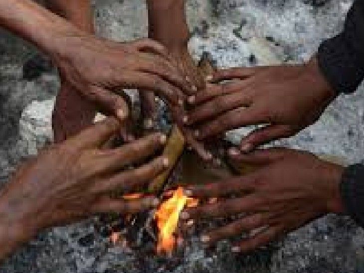 The fire in the sari while heating the bonfire in the house, seeing the ...