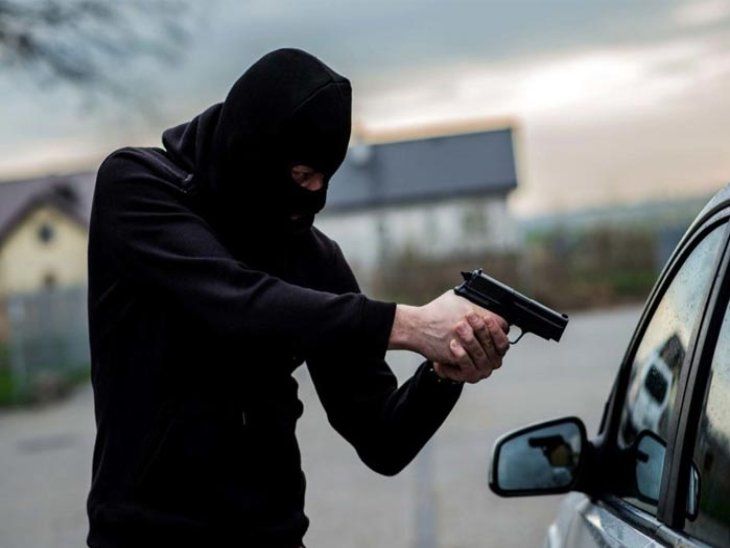 Threatened friends eating food and the robbers fled with the car ...