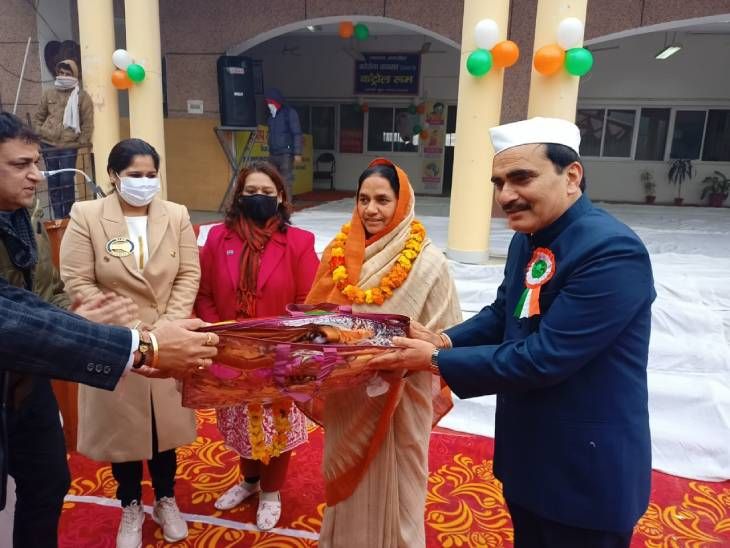 Republic Day celebrated with pomp in Amroha, DM honored the families of ...
