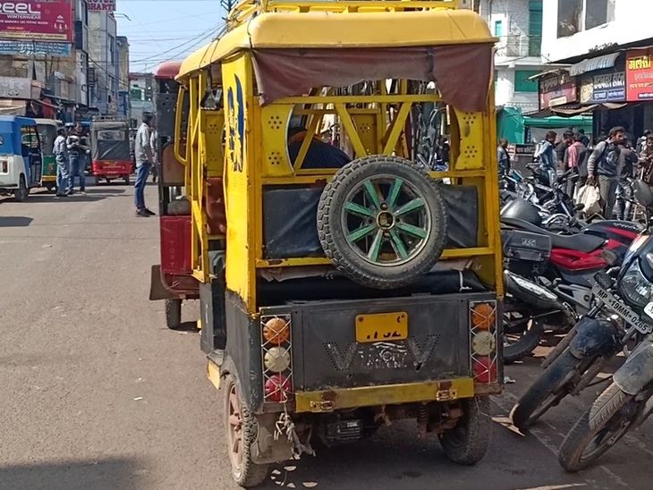Auto rickshaw stand has become a crossroads, due to auto standing ...
