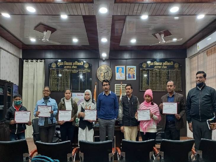 meerut administration initiative- In the sweep program, the girls wrote ...