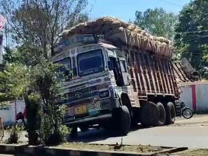 The wheel of a truck loaded with paddy was damaged, traffic was ...
