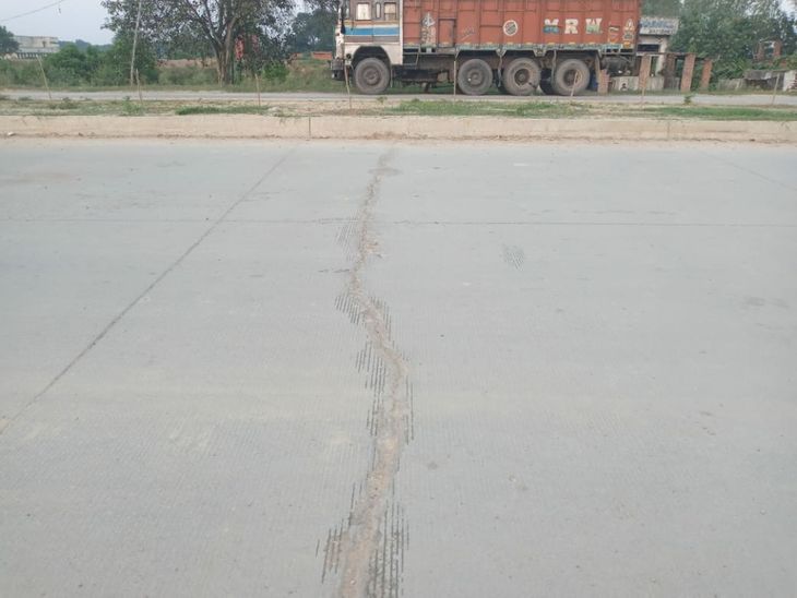 Between Kamtaganj to Domuha, 20 places broken road in one km | लम्भुआ ...