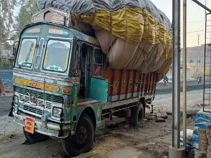 Truck full of straw stuck in the drain trying to escape from the pole ...