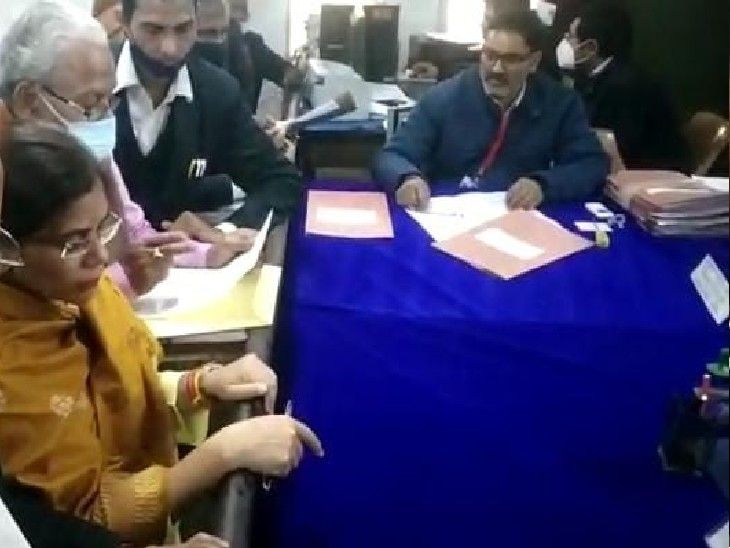 Close to Swami Prasad Maurya's ticket cut : Amarnath Singh Maurya was taken back by SP after ...