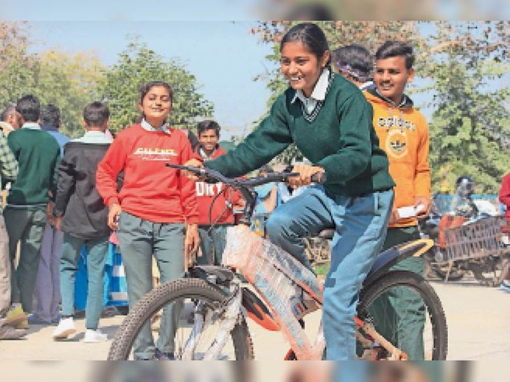 Bicycles ranging from Rs 3100 to Rs 16,600 in the cycle fair, students ...
