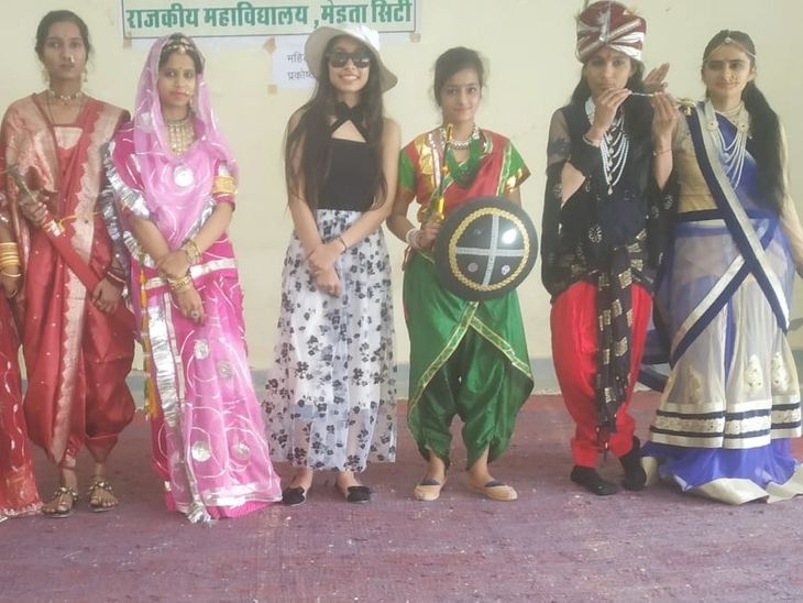 In the quirky costume competition, girls dressed up as Rani Padmavati ...
