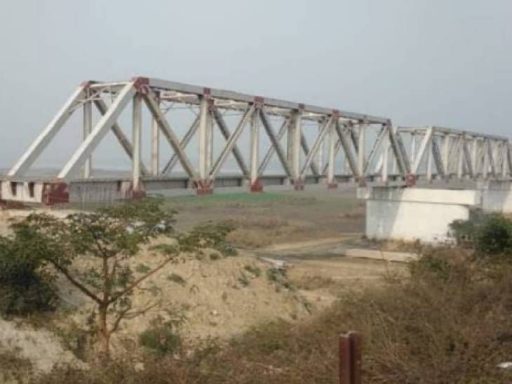 Trains passing daily through 100 years old bridge, construction of new ...