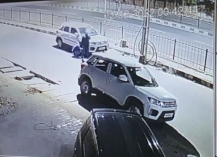 Doctor's car stolen from outside reputed hospital in Agra, 4 thieves ...