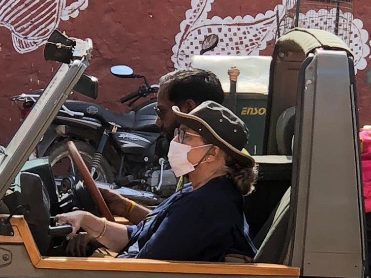 Film actress Asha Parikh and people of Parimal group saw tigers and ...