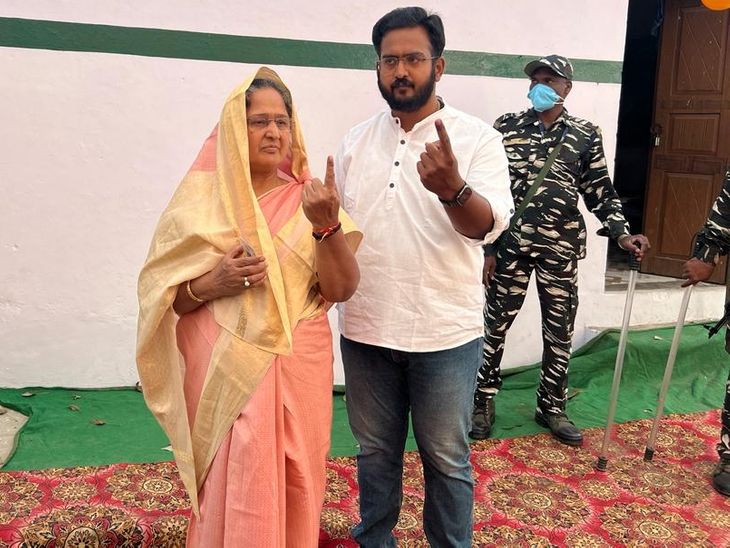 Alka Rai casts her vote in Ghazipur | गाजीपुर में अलका राय ने किया ...