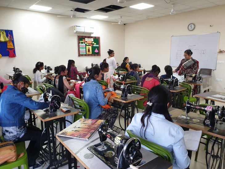 Shipra is making women self-reliant by learning fashion designing courses in Mathura | वर्ल्ड ...