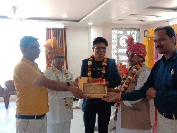 Honor of artist Saurabh Soni for making name not only in the country but in the world | अकलेरा ...