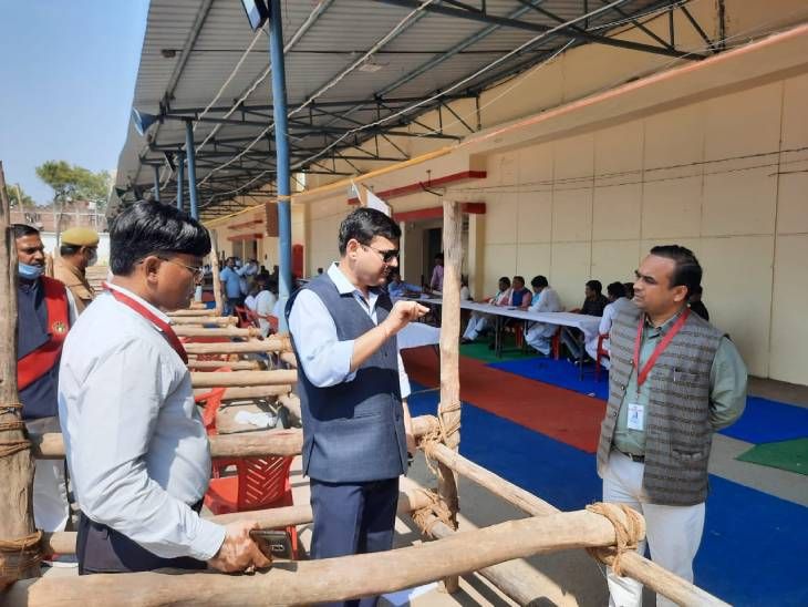 Varanasi- DM took stock of the strong room built in Pahariya Mandi ...