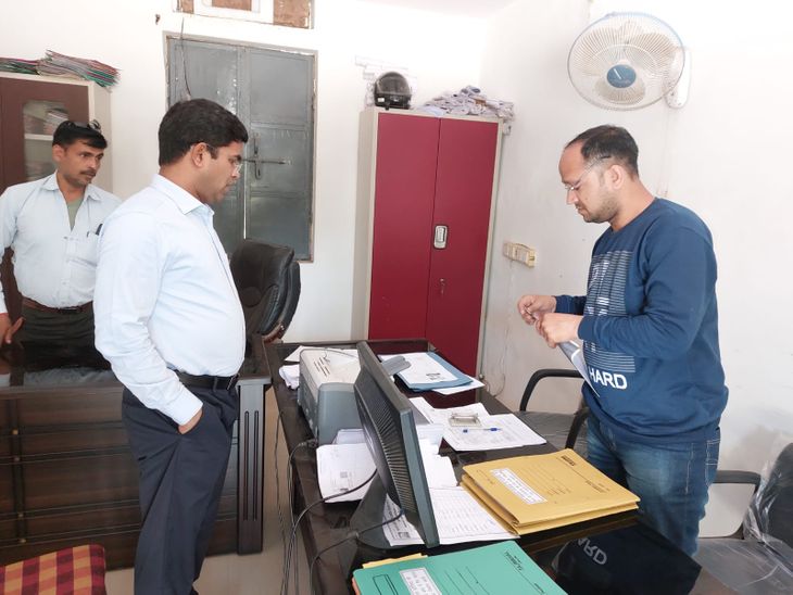 Agra... CDO did surprise inspection of 12 departments, 53 employees ...