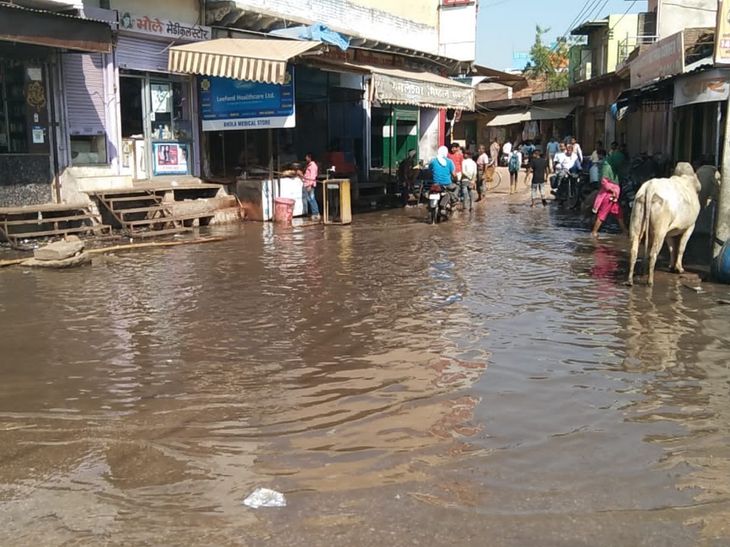 Waterlogging without rain in bari, water filled on road due to blockage ...
