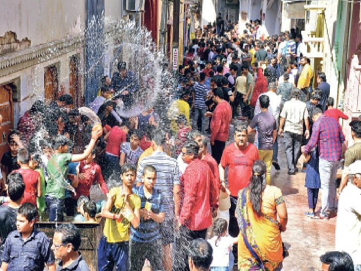 Harsha-Vyashen attacked love on the back filled with water in Dalchi ...