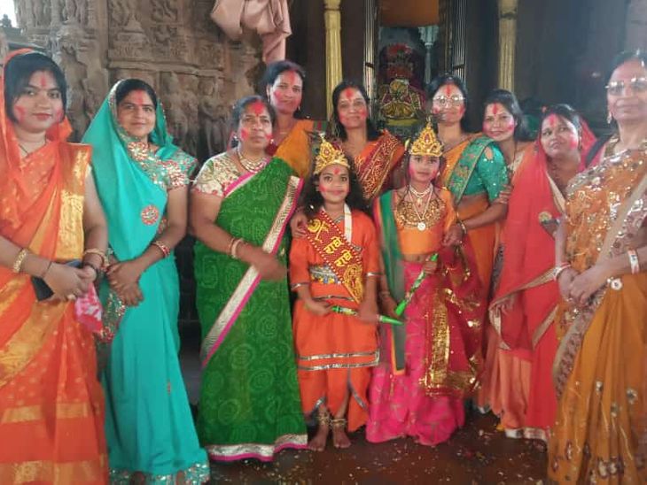 The women of Jhalrapatan's famous Sun Temple played Holi, showered ...