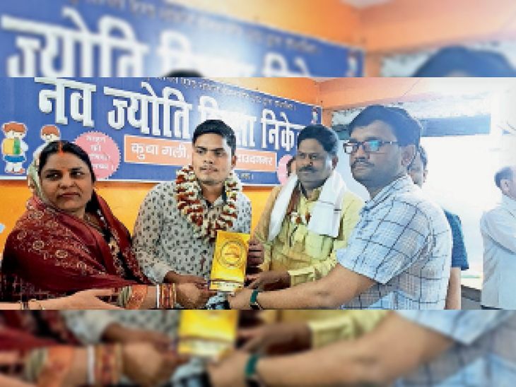 Science topper Arjun honored | जिले का नाम किया रौशन: साइंस टॉपर अर्जुन ...