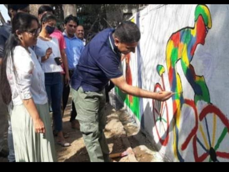 Collector did wall painting with school children, unique experiment of ...