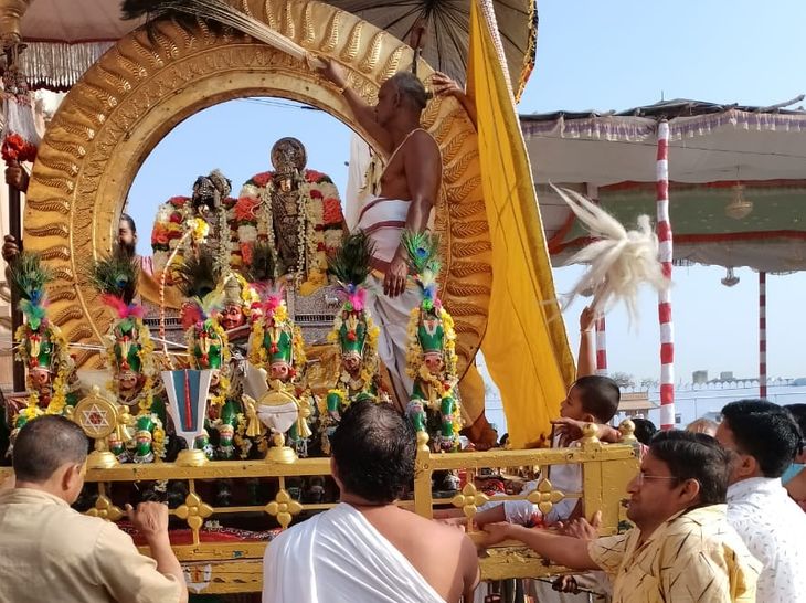 Vrindavan... Lord Goda Rangamannar was enshrined on the golden-made Sun ...
