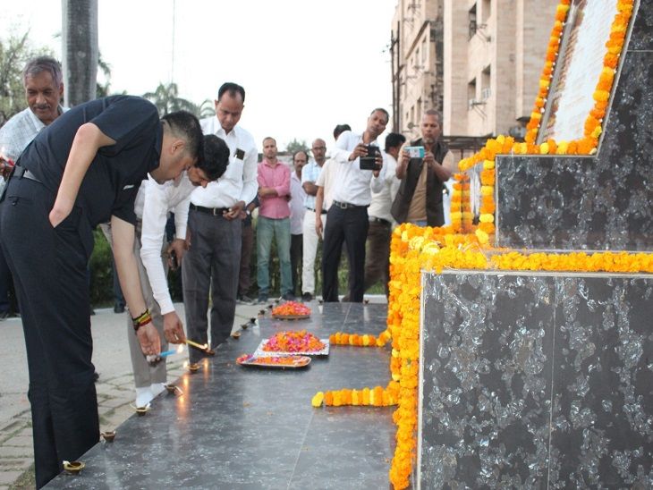 Azamgarh Tribute paid by lighting the lamp in Amrit Mahotsav | आजमगढ़ ...