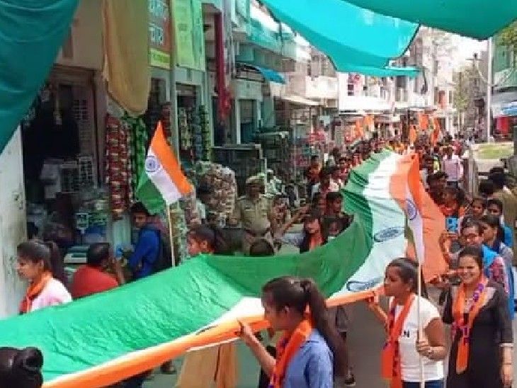 Carrying 75 feet long tricolor, freedom fighters were remembered