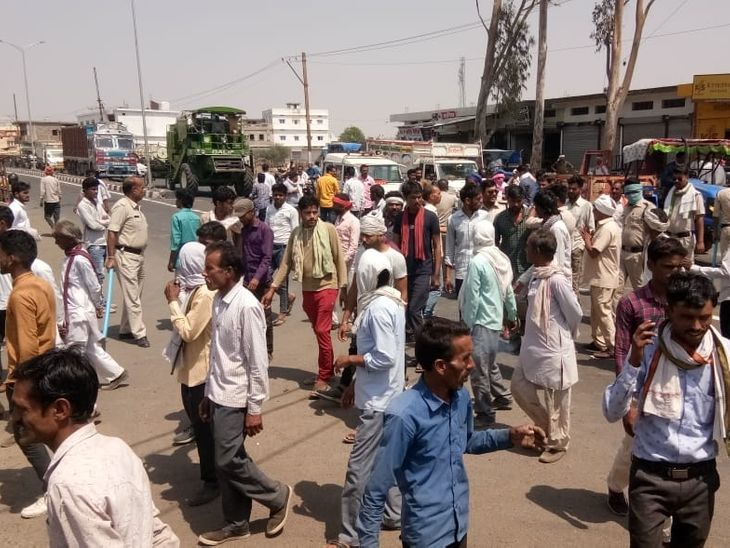 Auction stopped due to strike of Hammals, angry farmers did a ruckus ...