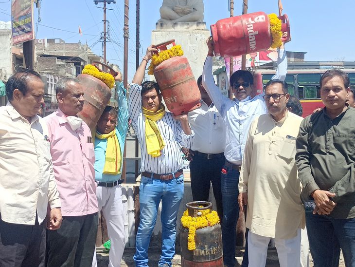 Congress protest against inflation in Manawar, MLA raised slogans by ...