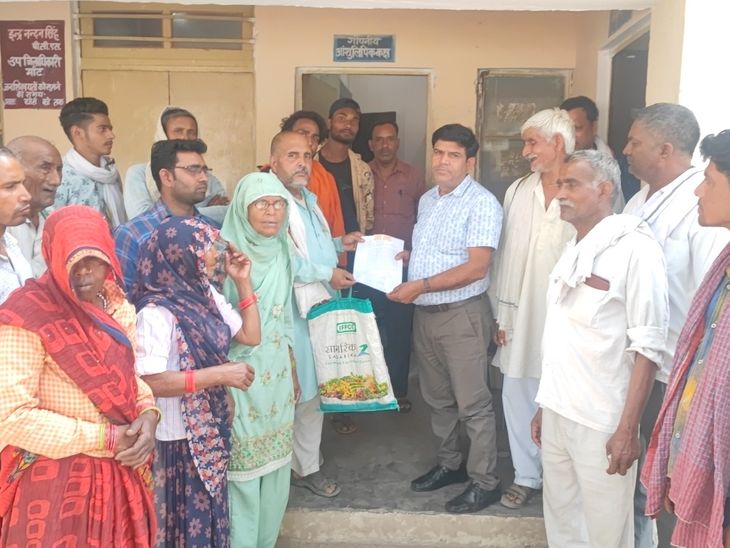 Villagers reached Tehsil with complaint of ration dealer | मांट... राशन ...